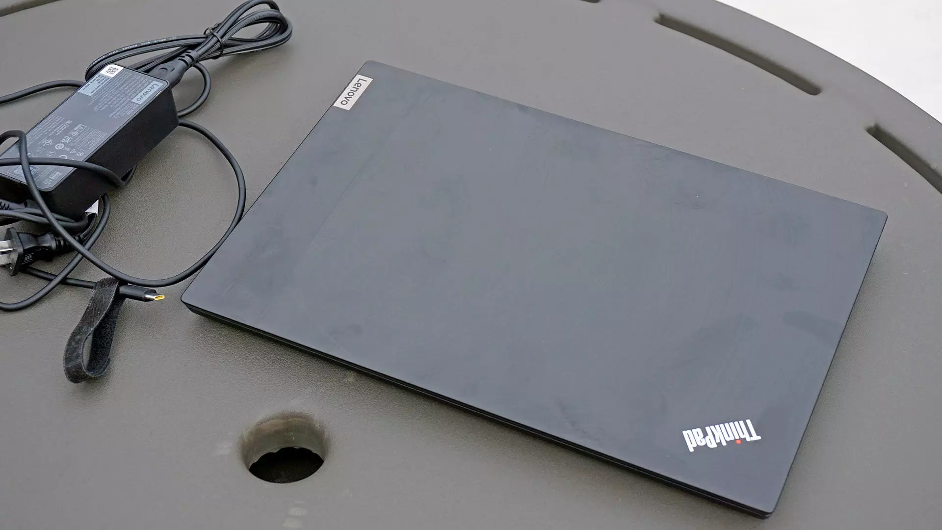 ThinkPad E14 עם כבל חשמל