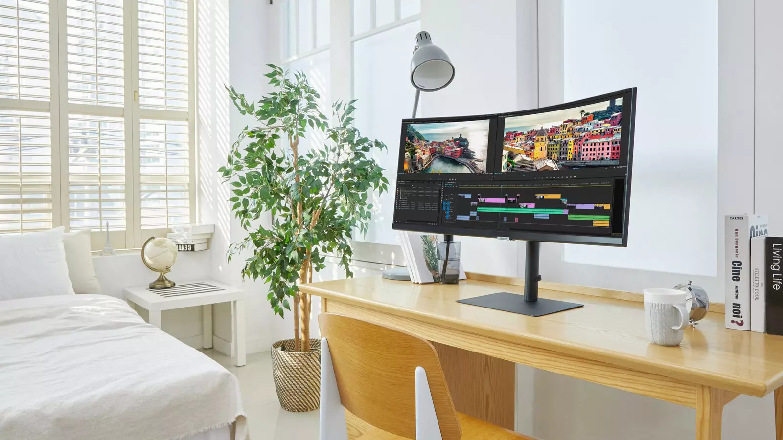 Monitor Samsung pe un birou de lemn într-un dormitor