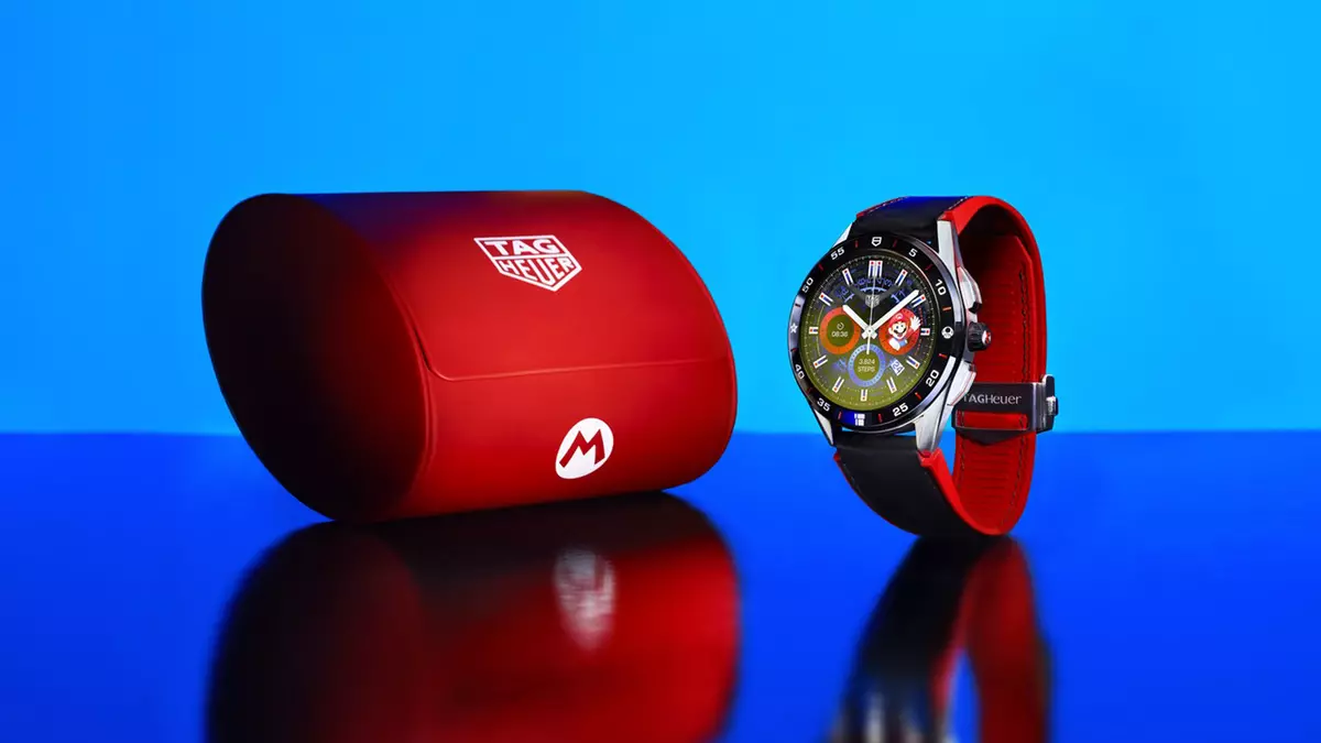 Tampilan jam tangan lan kasus TAG Heuer x Super Mario Wear OS ing latar mburi biru
