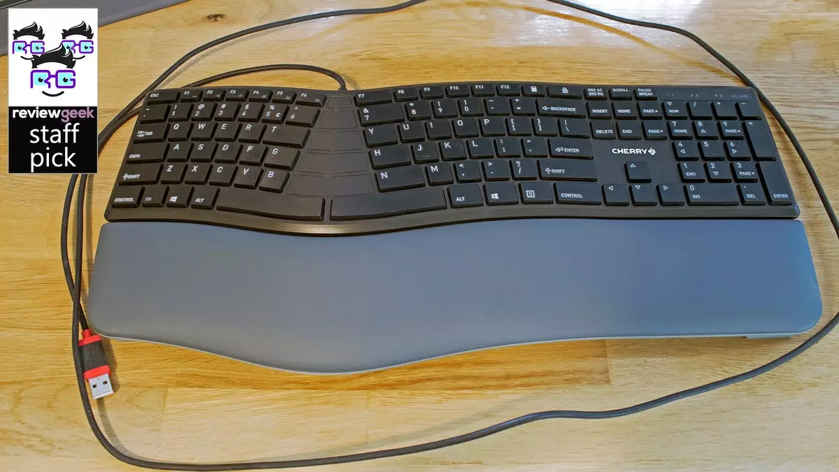 लकड़ी के डेस्क पर एक एर्गोनोमिक कीबोर्ड।