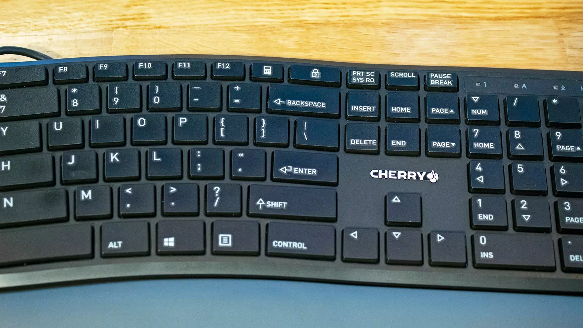 键盘的特写，显示直接在退格键上方的删除键。