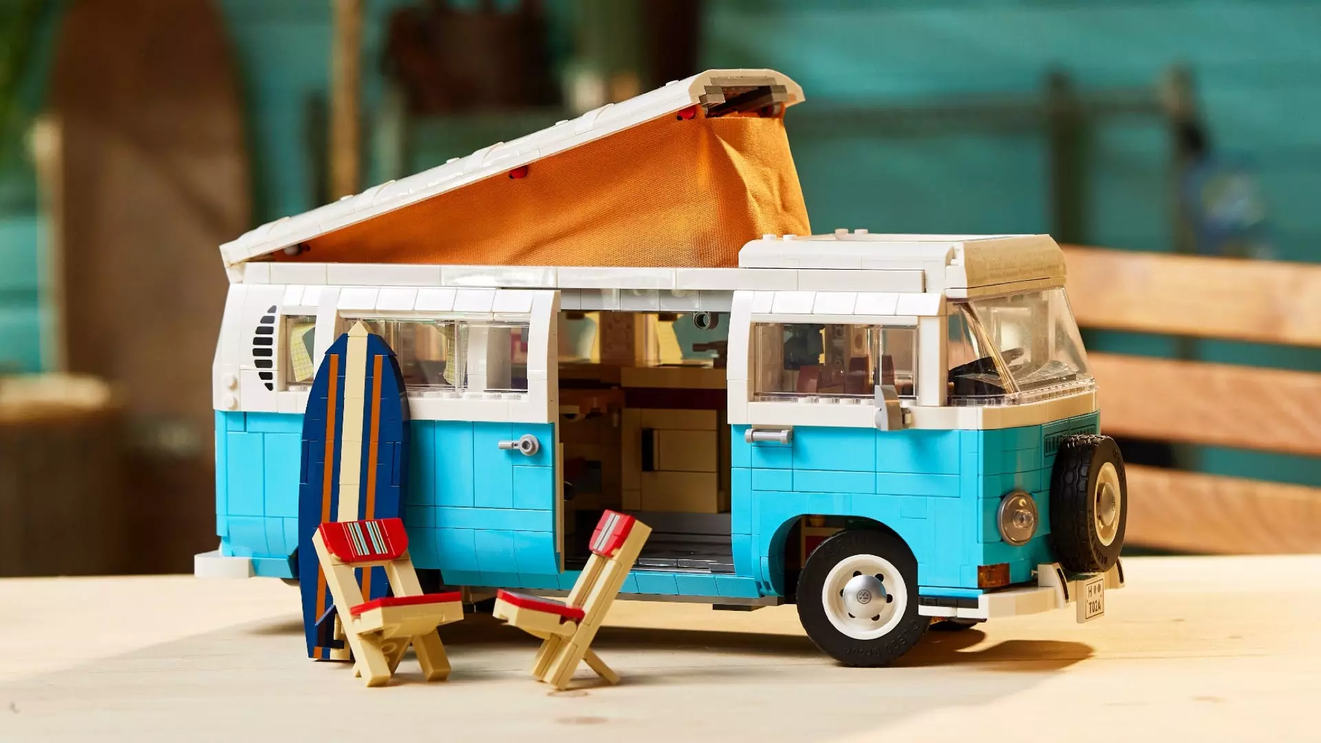 Комплетот LEGO Volkswagen T2 за камперско комбе ќе ви овозможи да го живеете најдоброто комбе