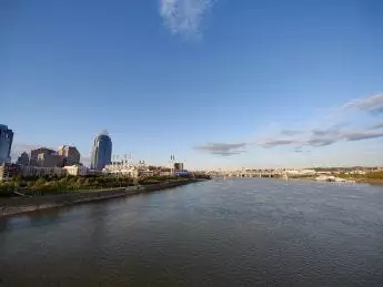 Vido de Cincinnati super la rivero