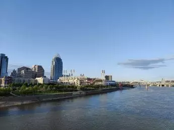 Eine nähere Ansicht von Cincinnati über den Fluss