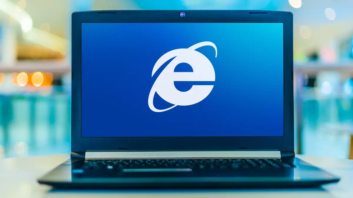 Internet Explorer loqotipini göstərən noutbuk
