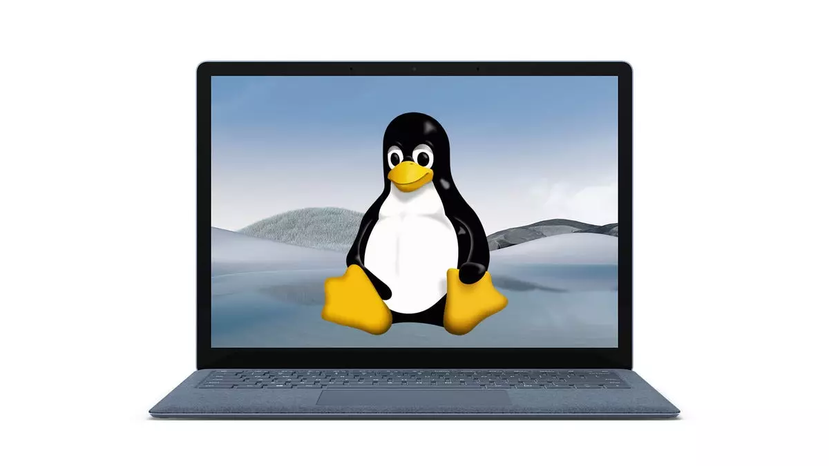 Laptop ea Surface 4 e nang le mascot a Linux skrineng.