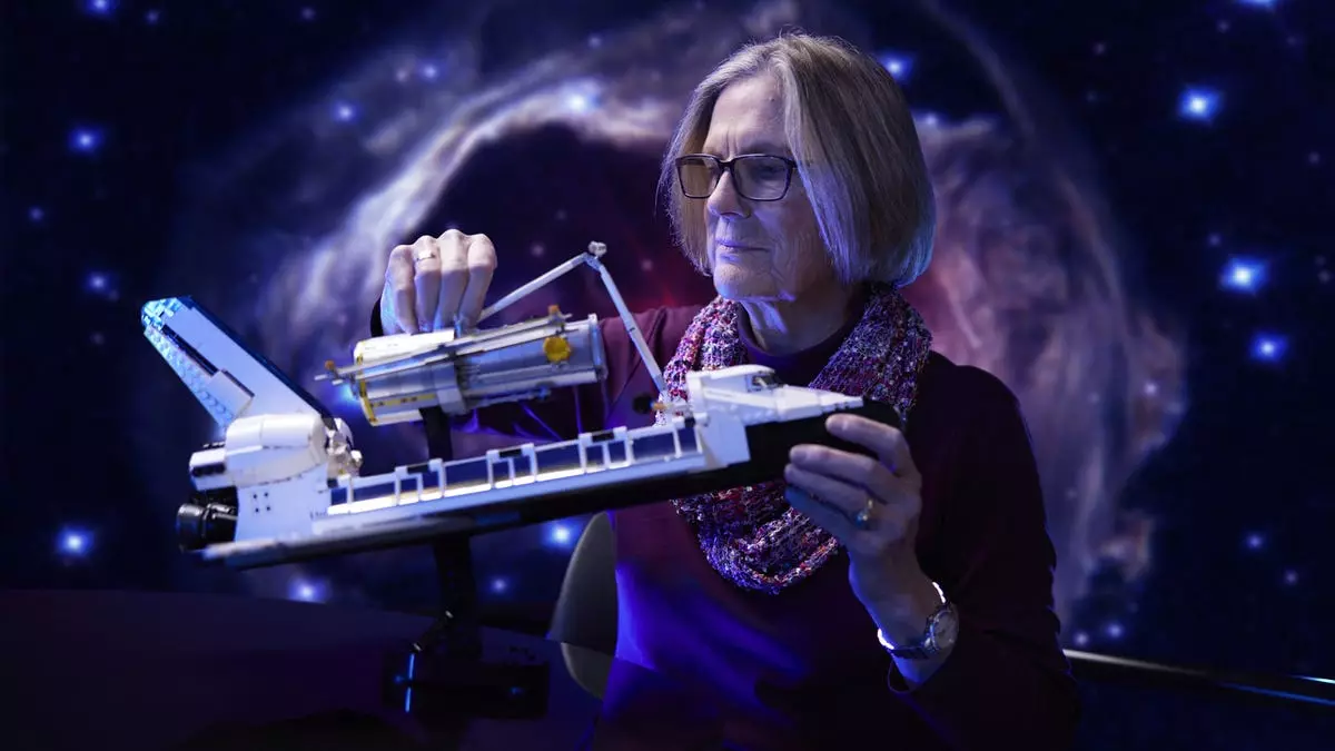 NASA geimfarinn Kathy Sullivan heldur á LEGO geimskipi Discovery