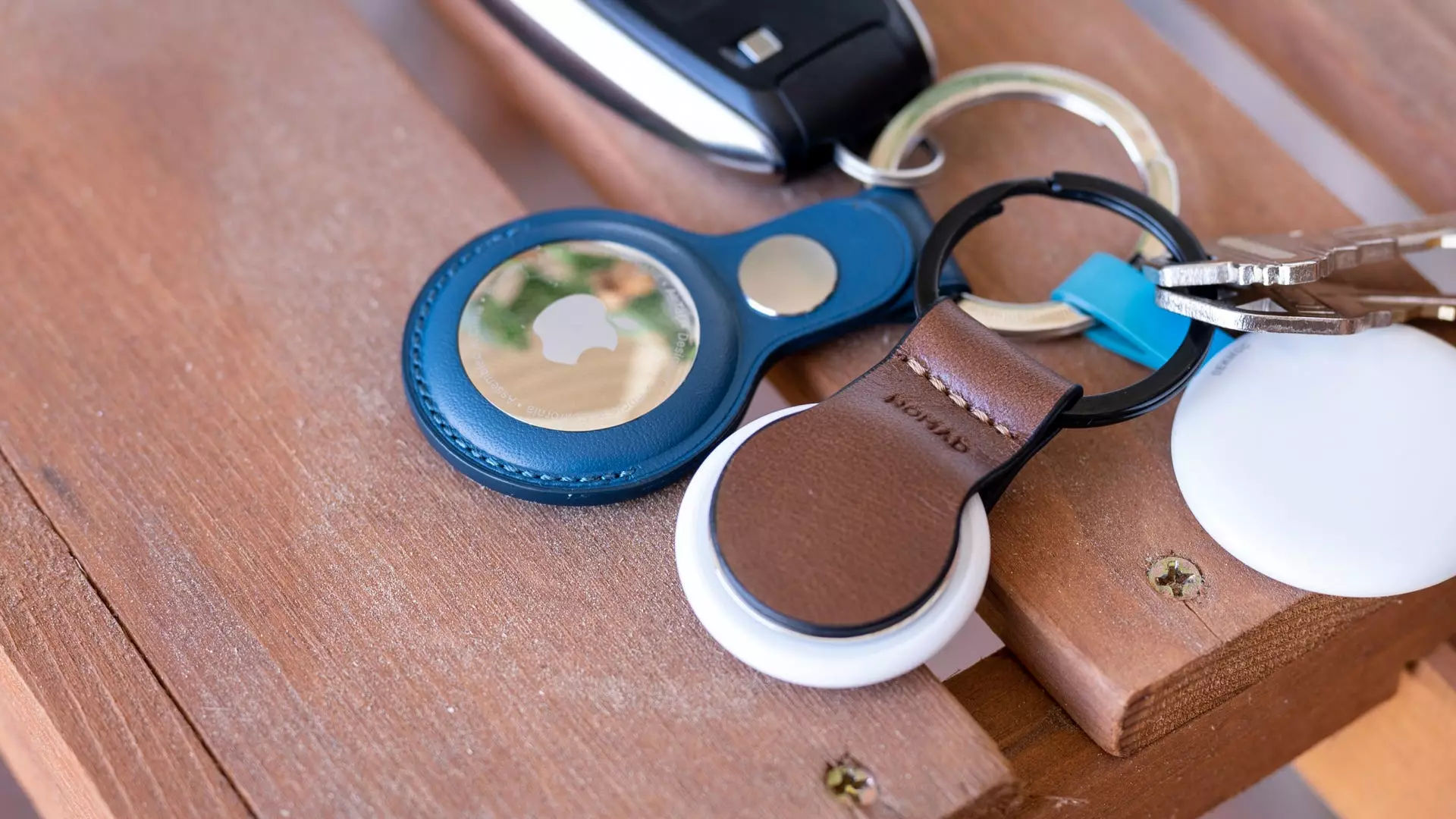 Nomad AirTag Leather Loop vs accesoriu Apple
