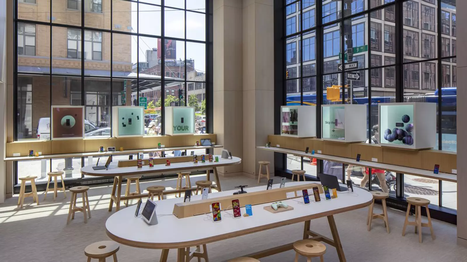Внутренний вид нового магазина Google с выставленными телефонами и другими устройствами.