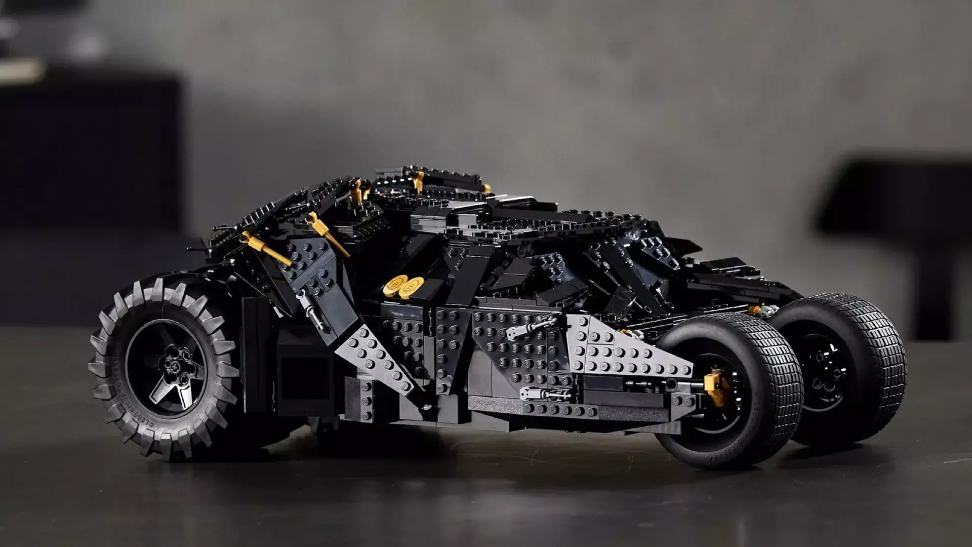 Tellige LEGO Batmobile Tumbler juba täna ette ja saage pimeduse rüütliks