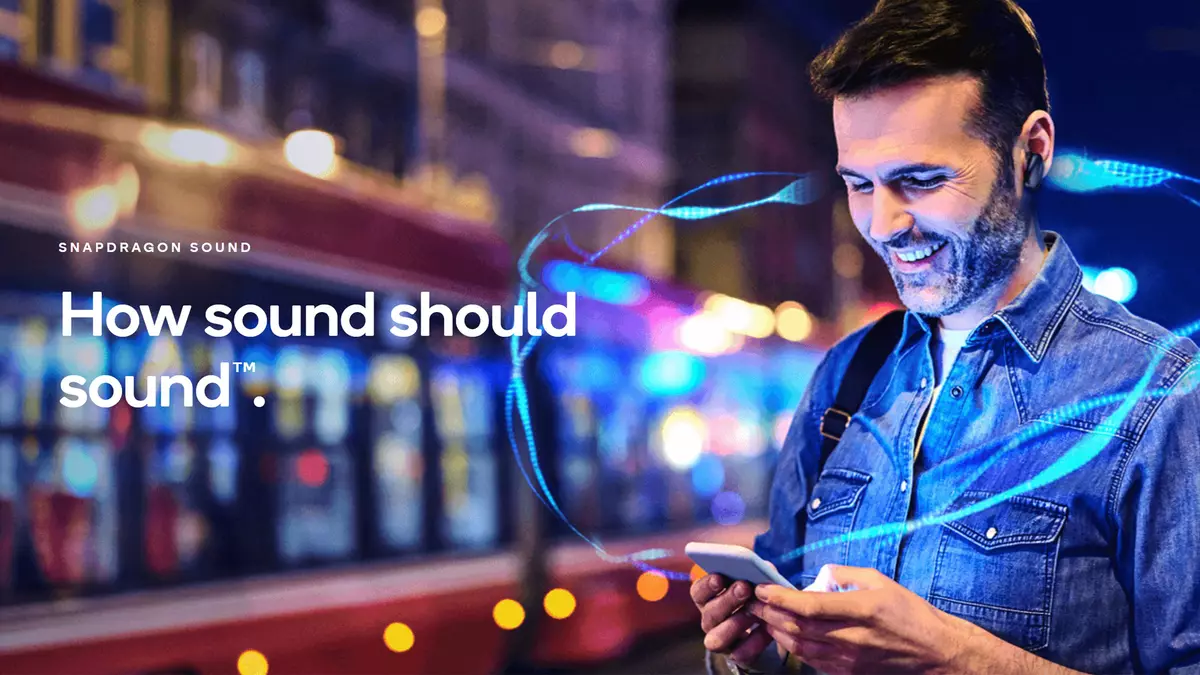 Logo et devise Qualcomm Snapdragon Sound à côté d'une personne écoutant de l'audio depuis un smartphone dans une rue de la ville