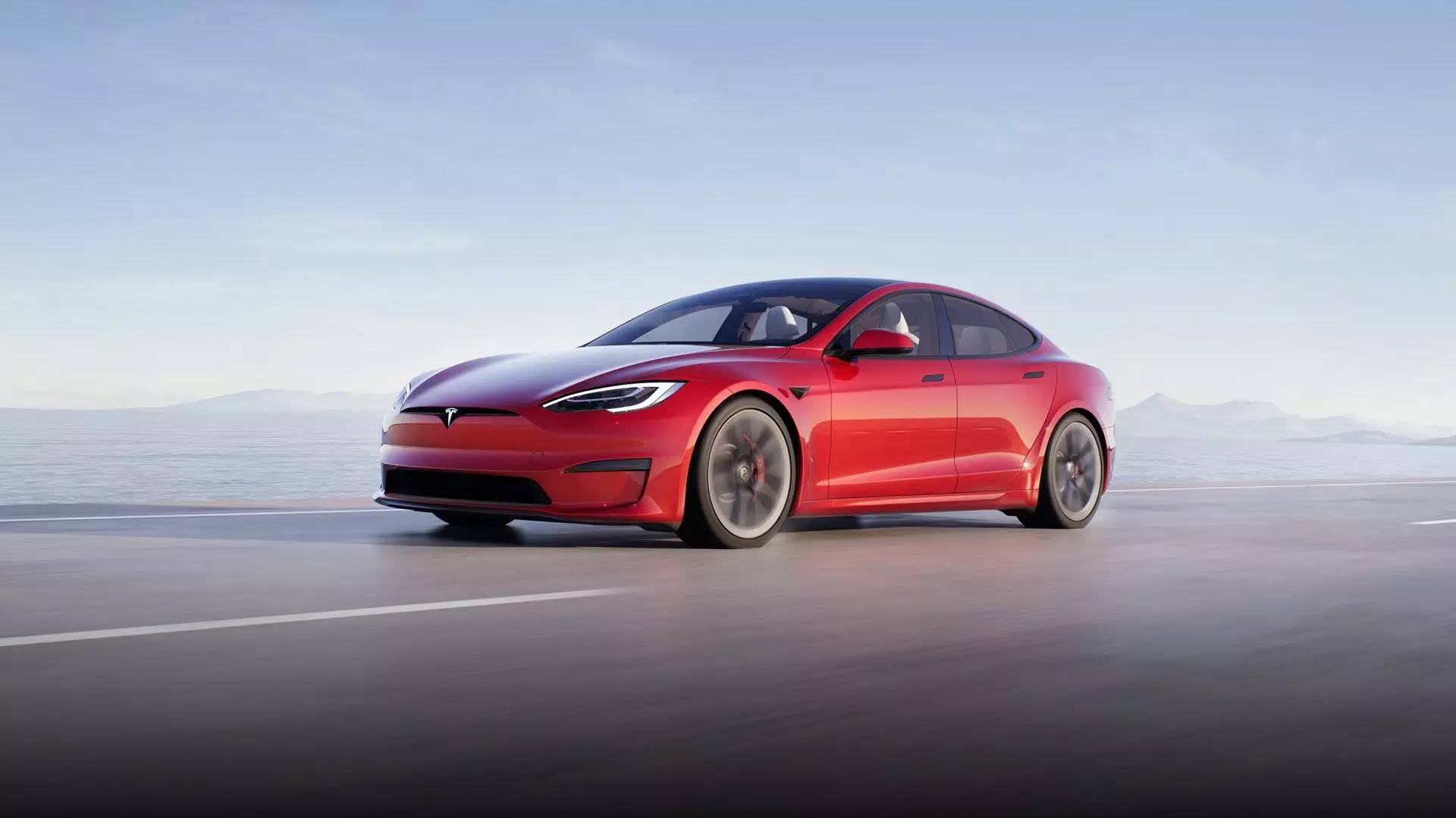 Mobil Tesla Model S beureum.