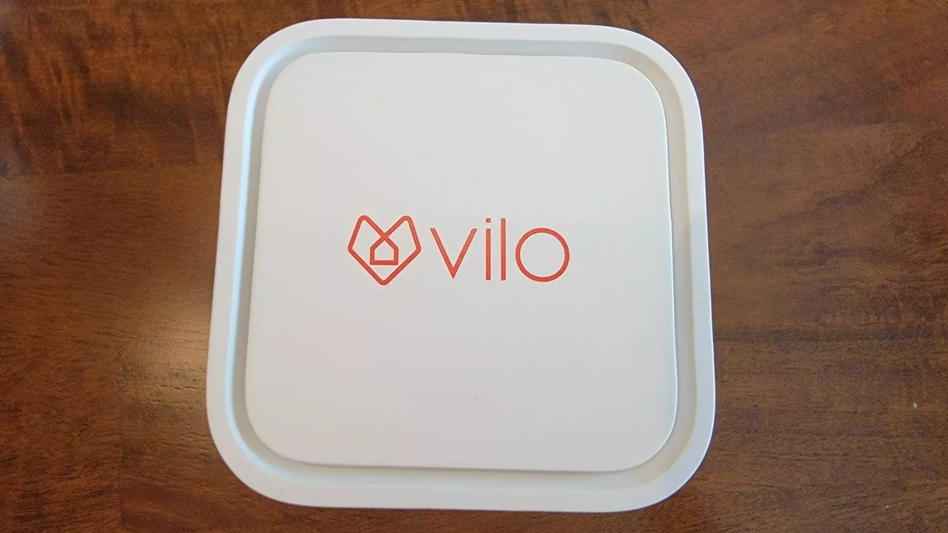 de bovenkant van een mesh wifi vilo-eenheid die het logo laat zien
