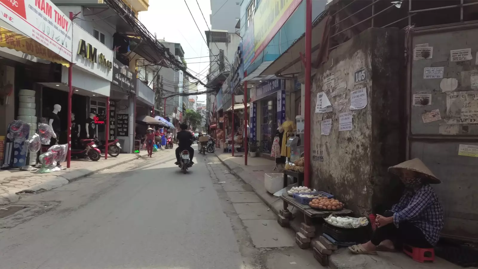 Ejot pa aleju ar motocikliem un pārdevējiem Vjetnamā