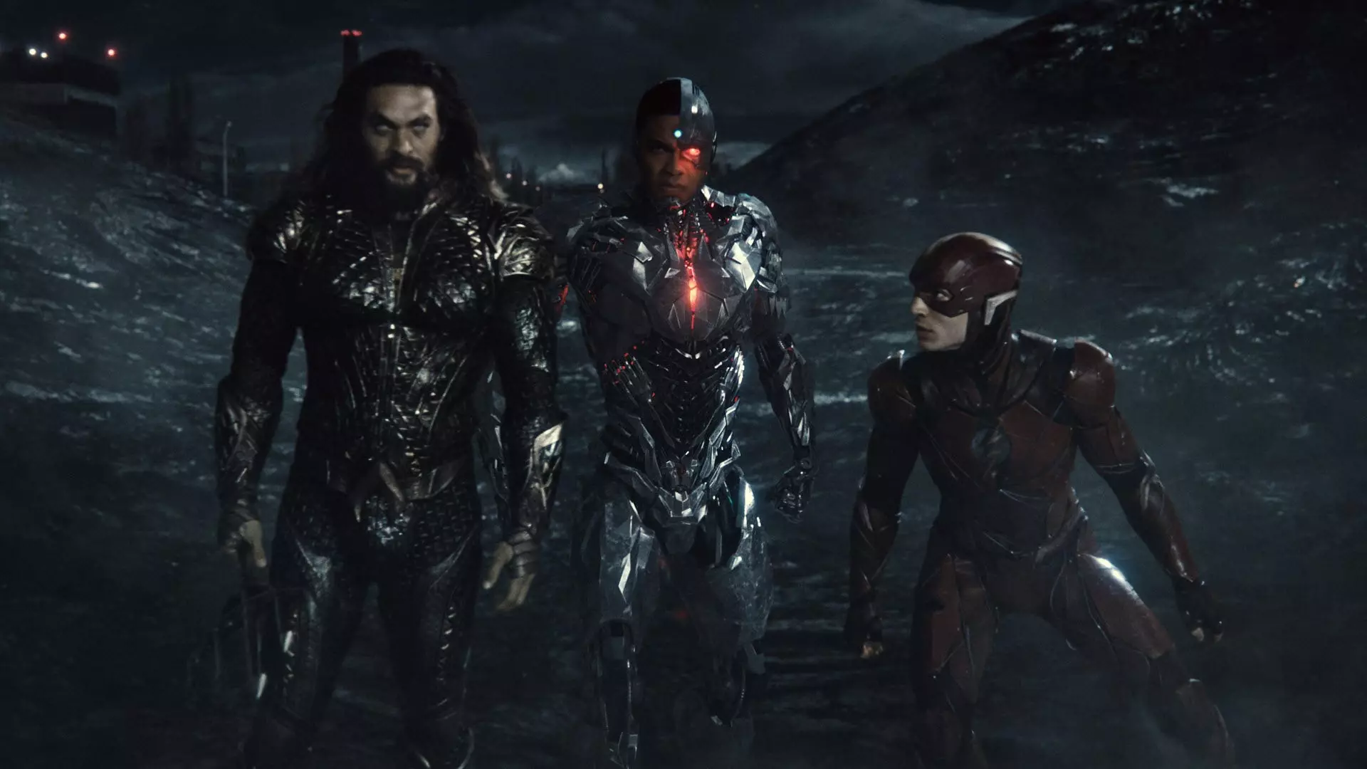 Aquaman, Cybord og Flash i et mørklagt landskab.