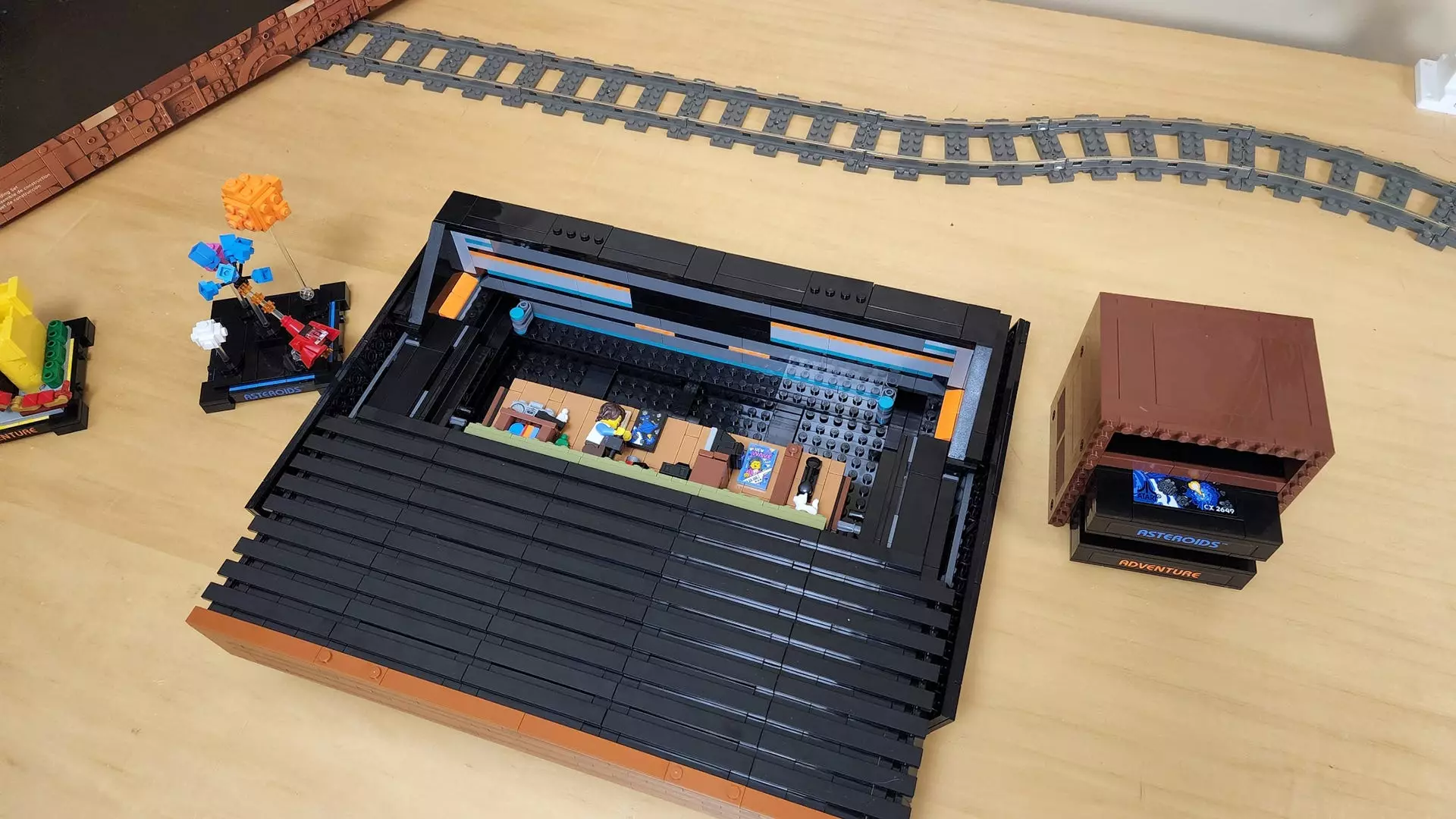 ଏକ ଖୋଲା LEGO Atari ଭିତରେ 80s ରୁମ୍ ଭିତରେ ଲୁଚି ରହିଛି |