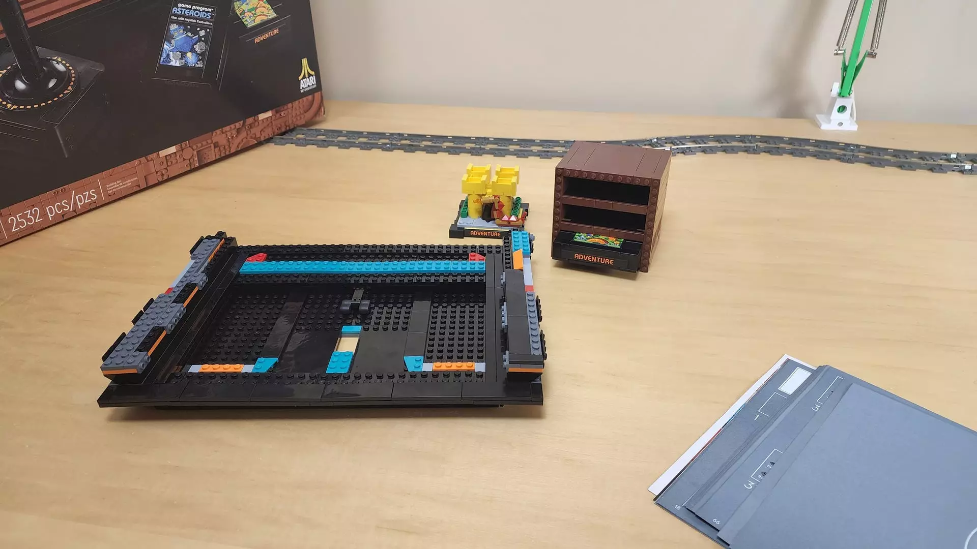 በግንባታው ሂደት መጀመሪያ ላይ LEGO Atari