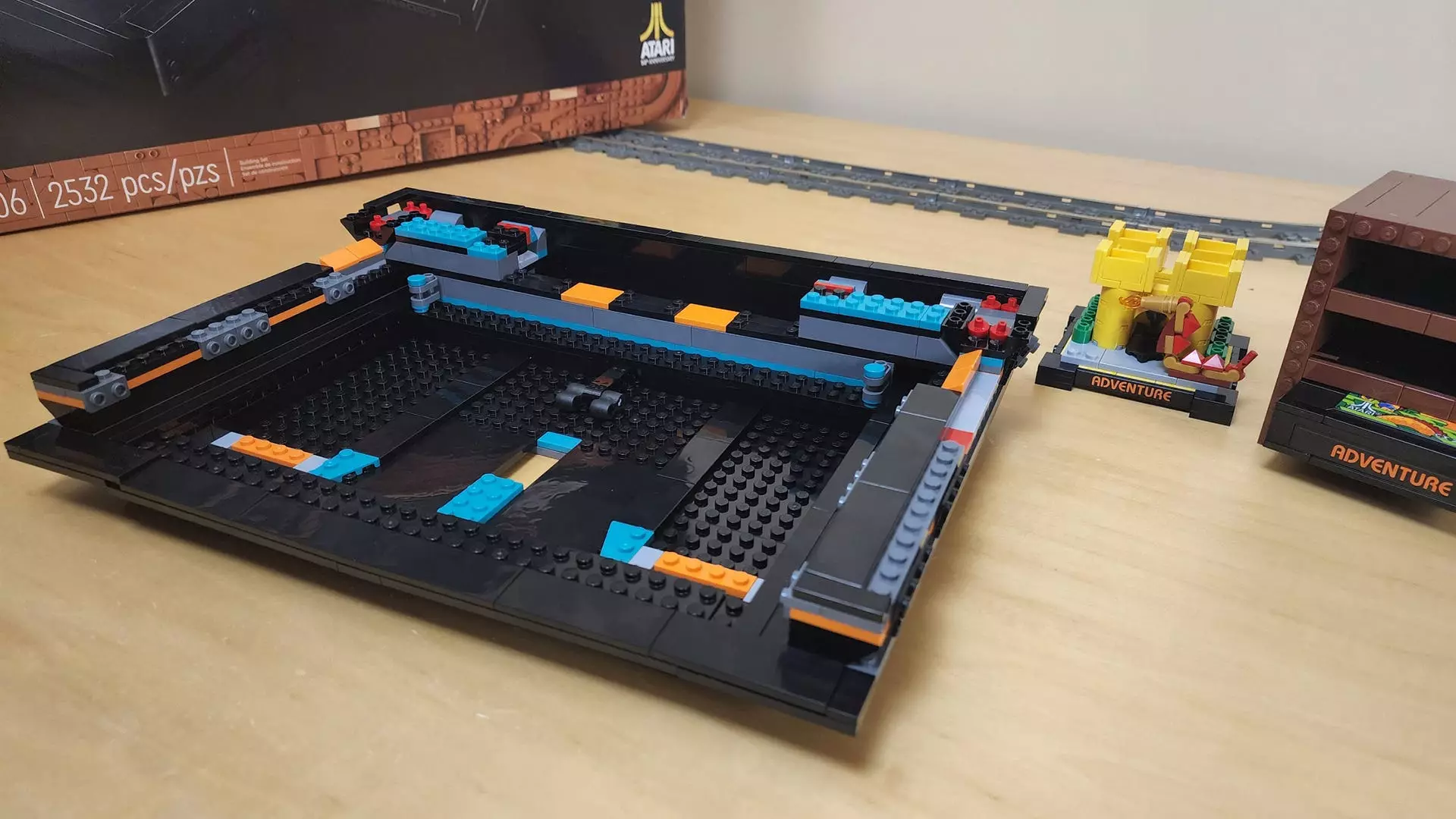 En LEGO Atari med en bunnplate bygget