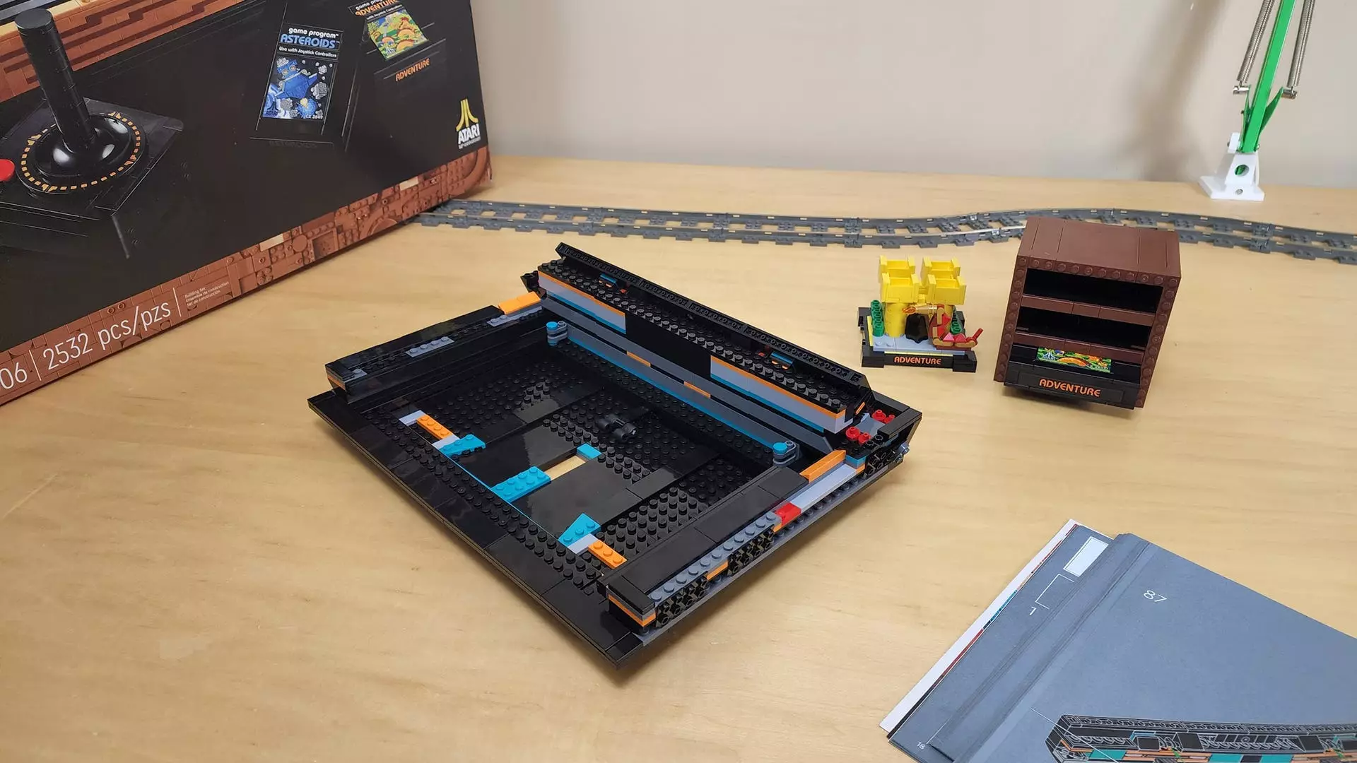 Ένα LEGO Atar με ένα επίπεδο περιπέτειας χτισμένο δίπλα του