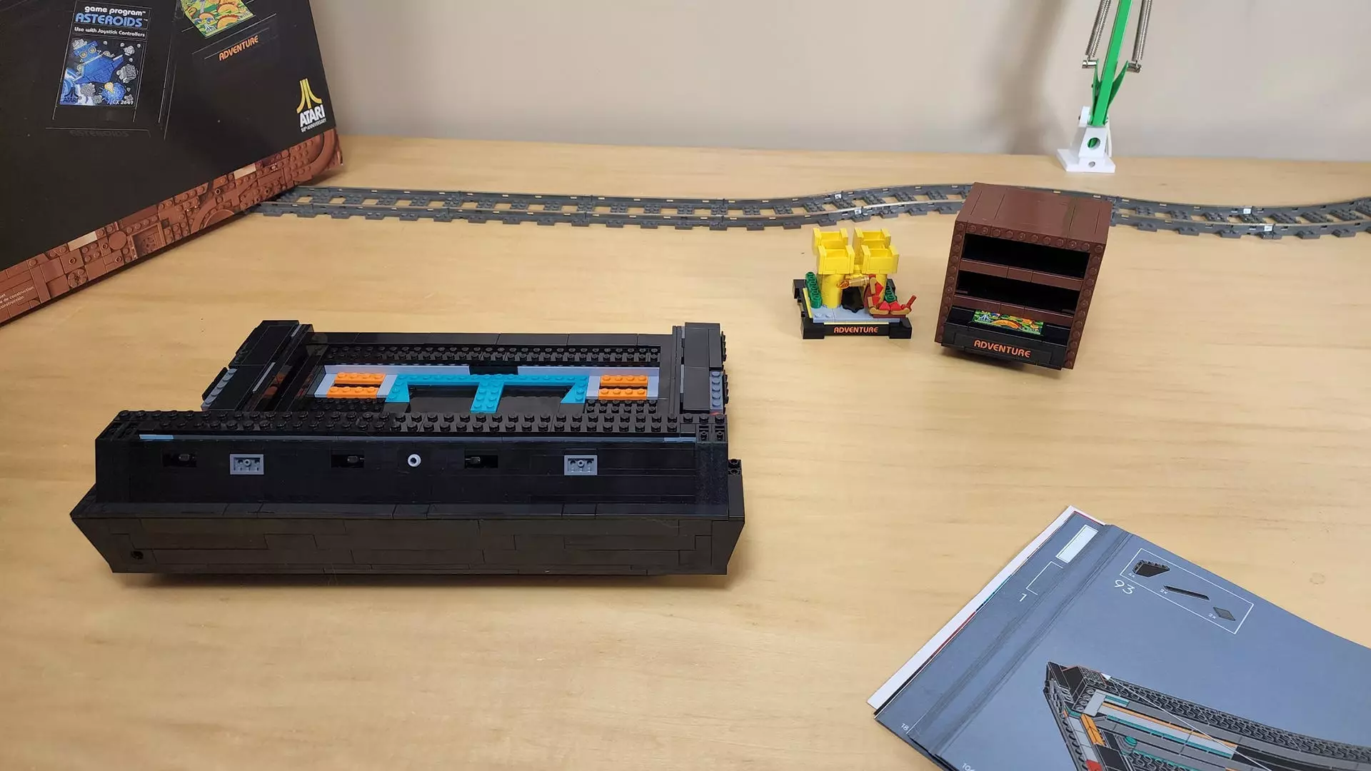 ഒരു ലെവൽ ഹോൾഡർ സ്പ്രിംഗ് സിസ്റ്റമുള്ള പകുതി നിർമ്മിച്ച LEGO Atari