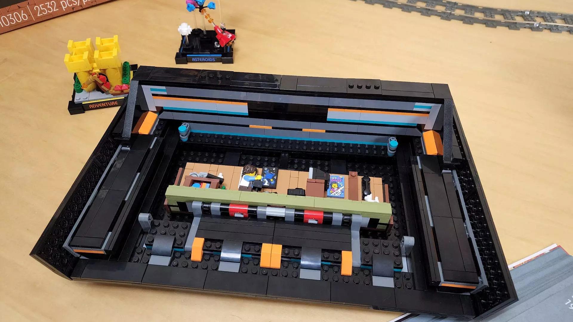 Пакой 80-х ляжыць унутры LEGO Atari