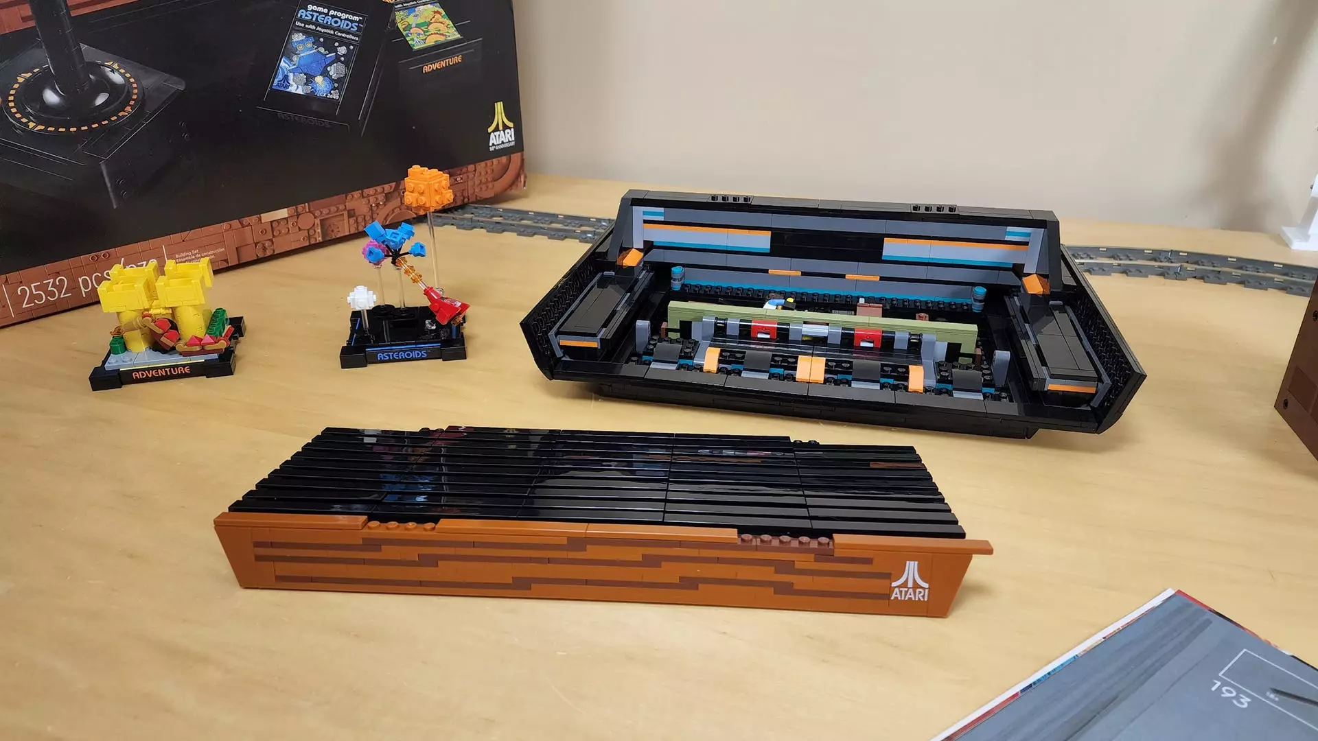 Phần trên cùng của một công trình LEGO Atari bên cạnh nửa dưới cùng