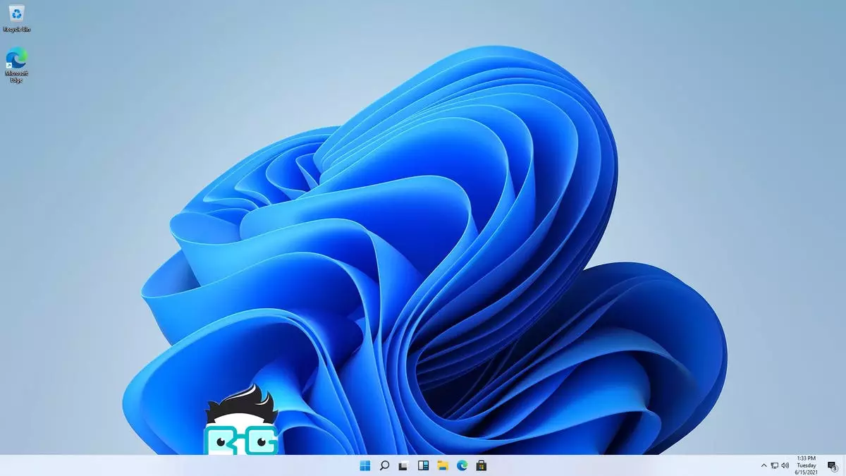 Domači zaslon sistema Windows 11 z logotipom RG nad njim