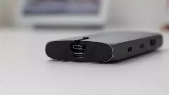 நறுக்கப்பட்ட USB-C கேபிள் மற்றும் USB-C அவுட்புட் போர்ட்