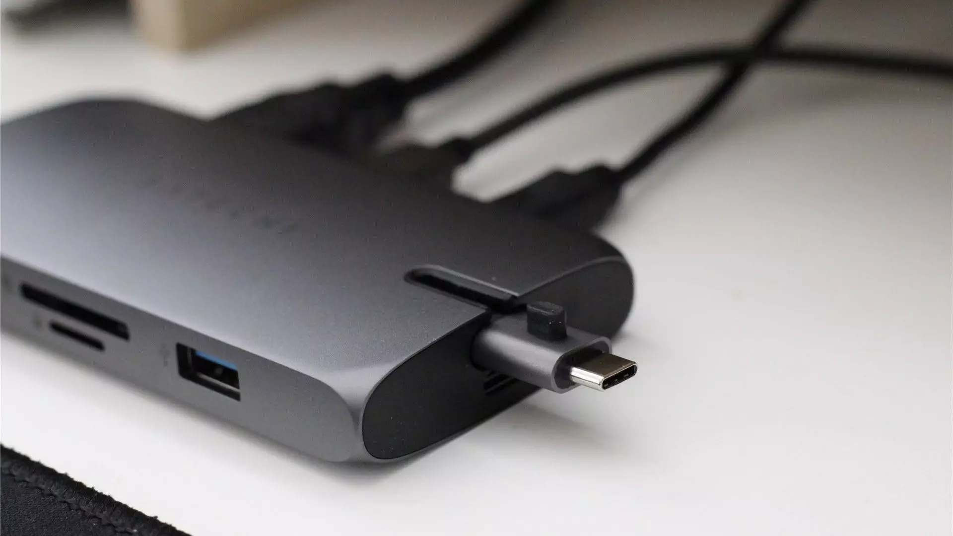 Rozbočovač Satechi se skrytým kabelem USB-C mírně prodlouženým