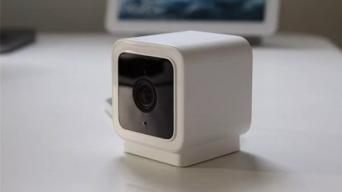 Камера Wyze Cam v4 перед умным дисплеем Nest Hub.