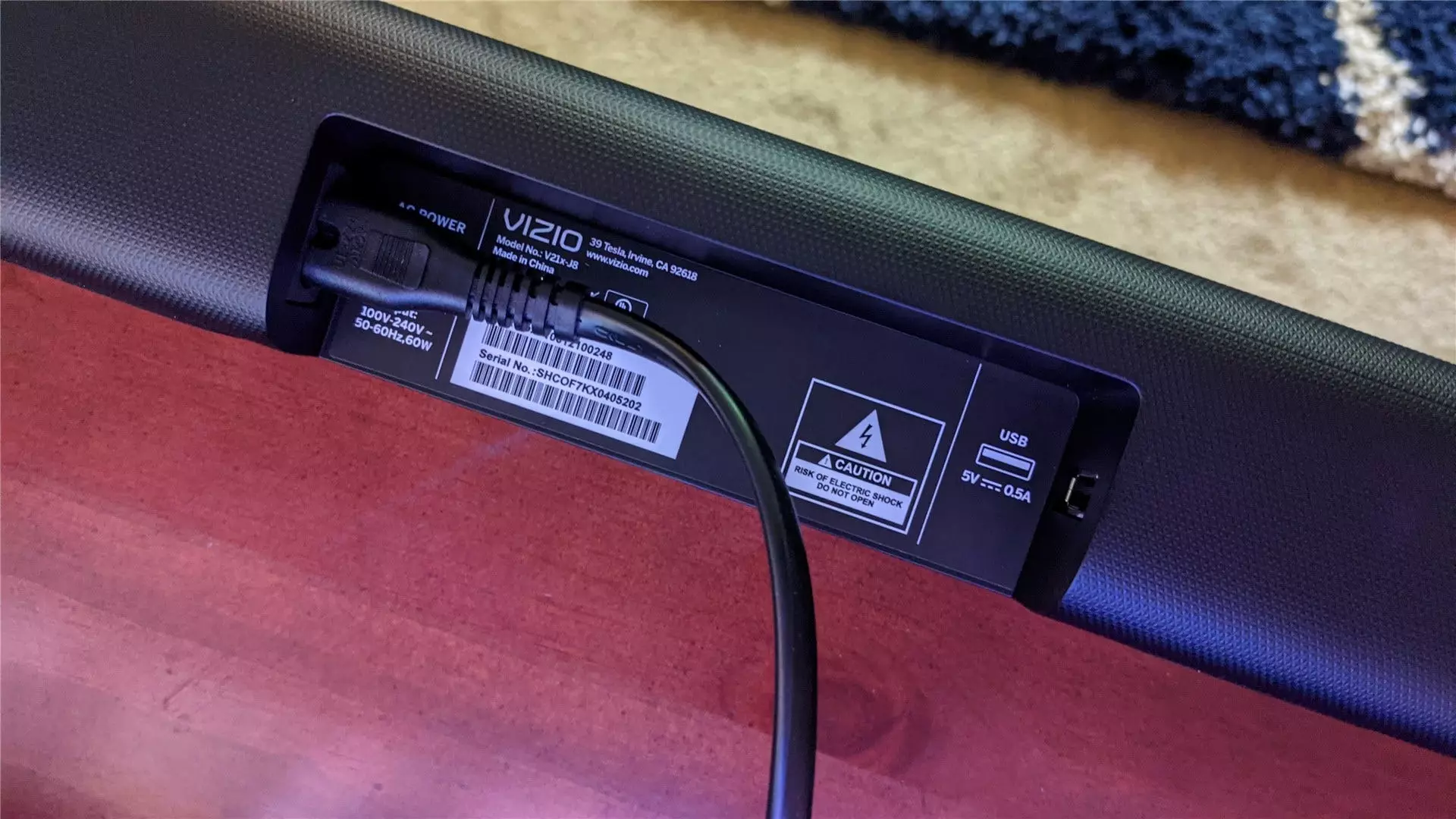 De achterkant van de V-Series soundbar met de stroom- en USB-aansluitingen