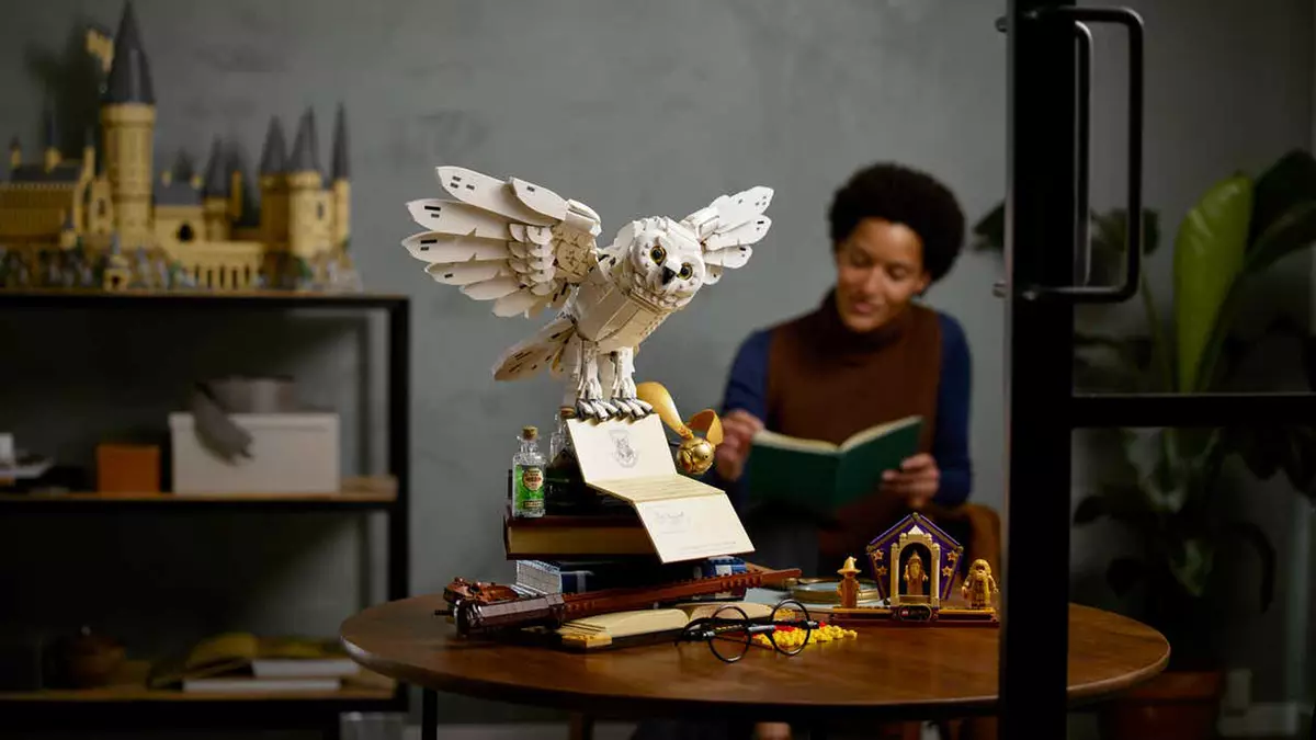 Les noves icones de Hogwarts de LEGO posades a la taula, amb una persona asseguda al darrere llegint
