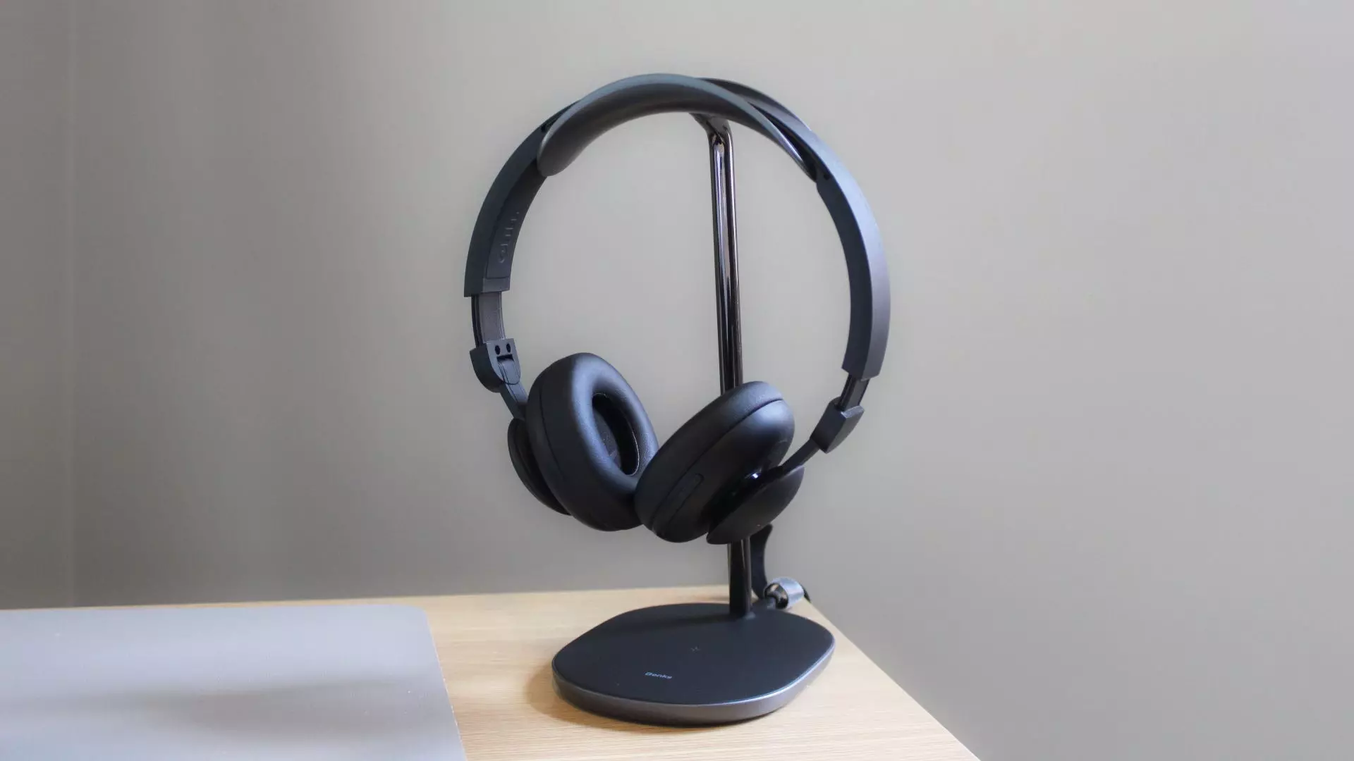 I-Benks Grand Pro Headphone Stand Review: Sleek, Stridy, but Steep