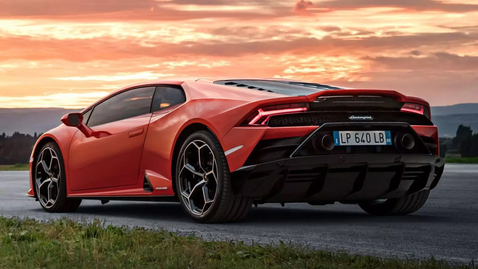 Appelsínugulur Lamborghini Huracan EVO