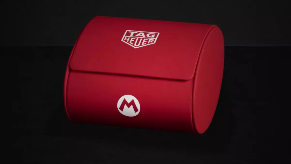 Vad som ser ut att vara ett rött fodral med TAG Heuer och Marios logotyper, som innehåller den ännu osynliga samarbetsklockan
