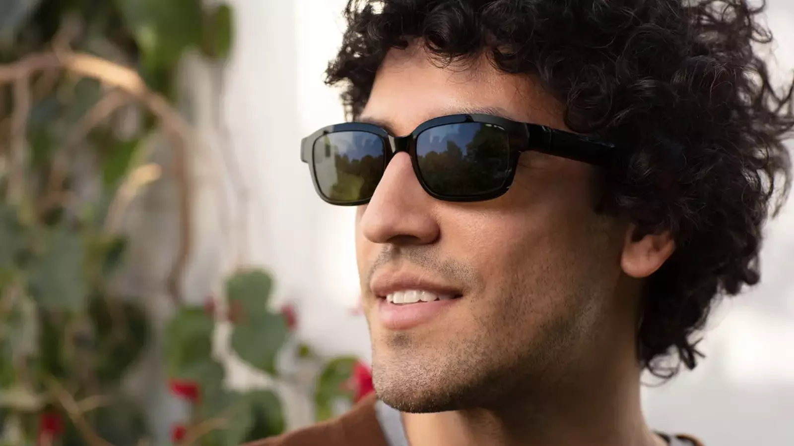 „Amazon Echo Frames“ akiniai nuo saulės jaunam žmogui lauke