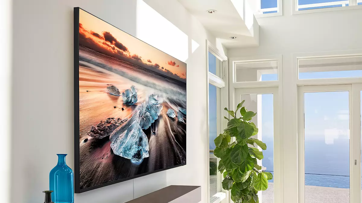 TV QLED Samsung ing ruang tamu sing padhang.
