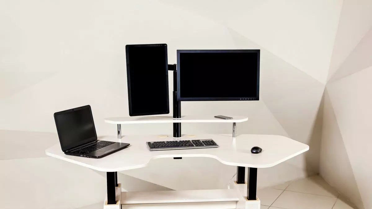 Opsætning af flere skærme på hvidt kantet skrivebord