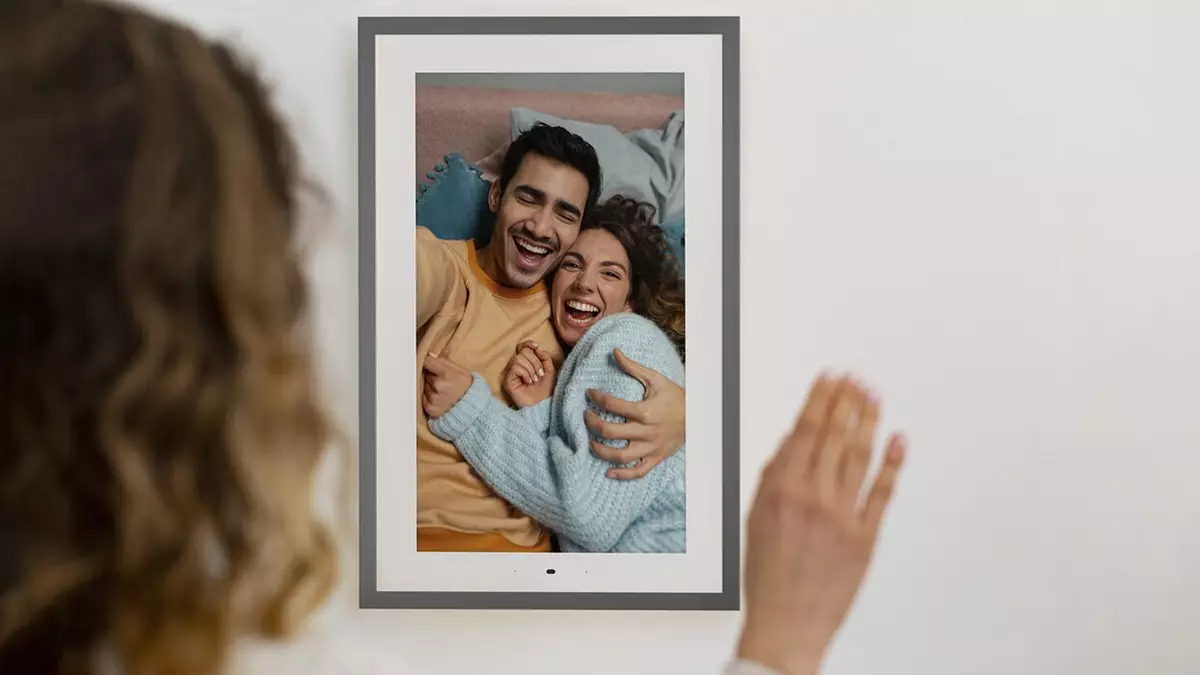 Et familiebilde på Lenovo Smart Frame.