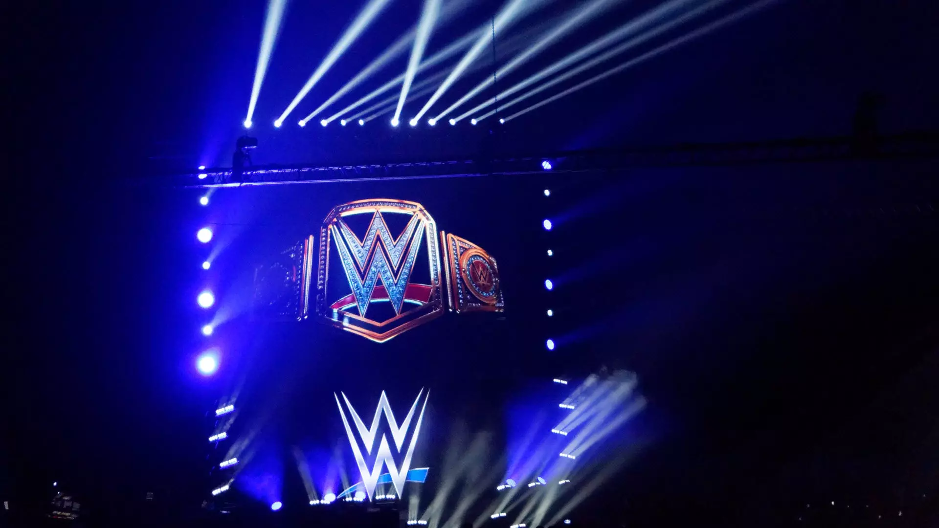 Tawus, WWE toruna aýratyn elýeterlilik bilen “SmackDown” -y goýýar