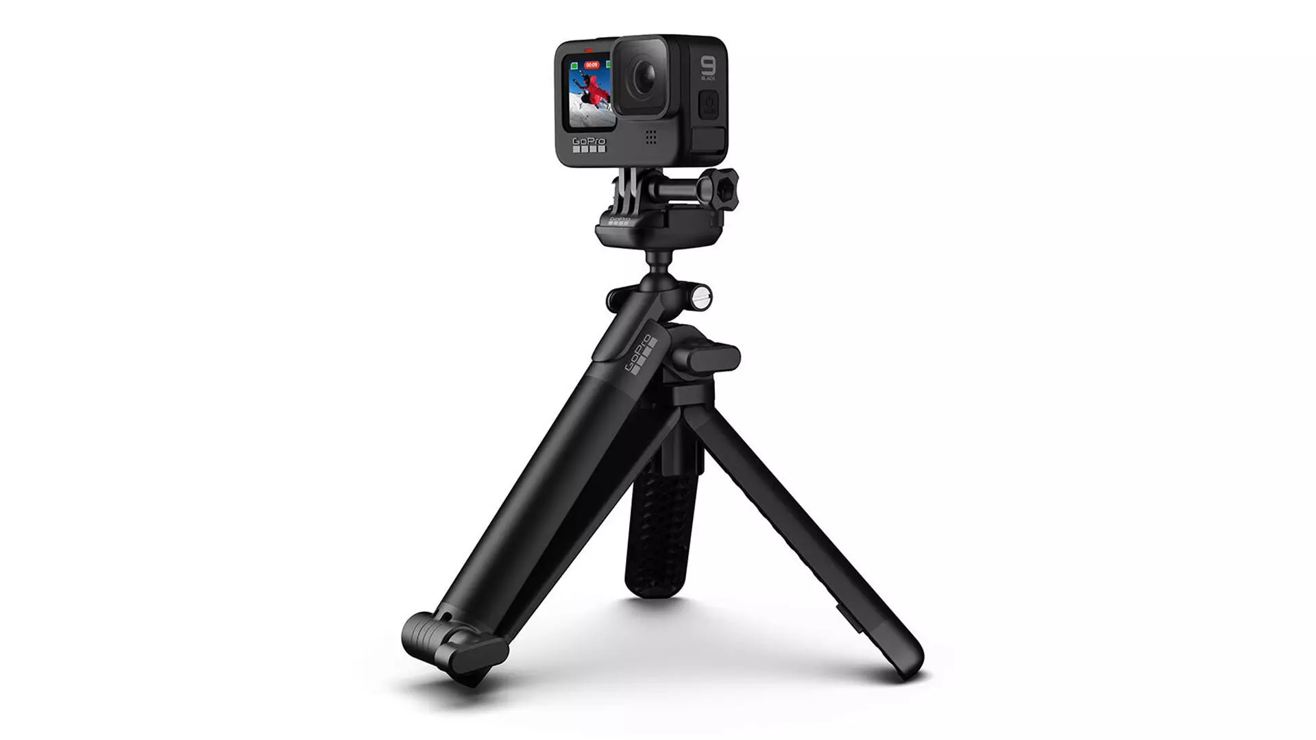 كاميرا GoPro مثبتة على حامل ثلاثي في وضع ثلاثي القوائم صغير الحجم