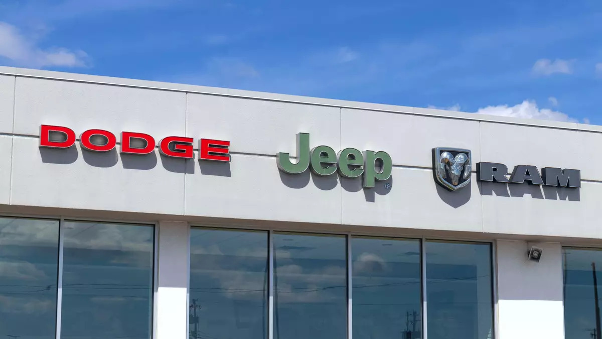 Logo Dodge, Jeep i Ram na budynku salonu