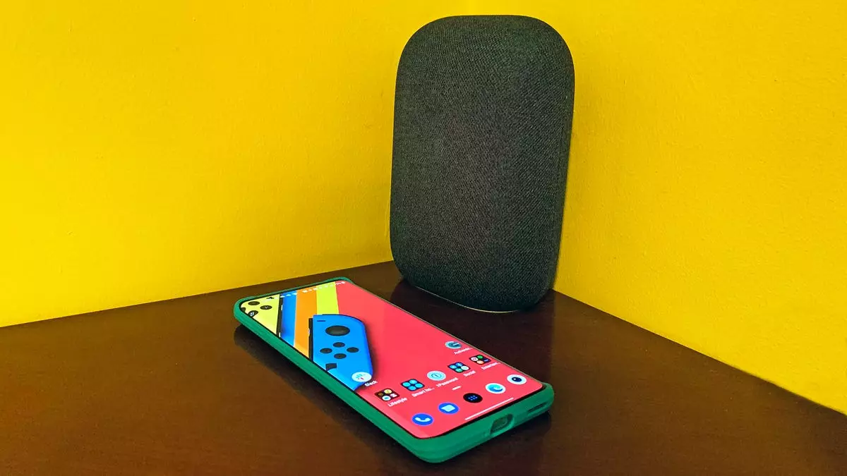 Nest Speaker s Android telefonom u futroli, žuta pozadina