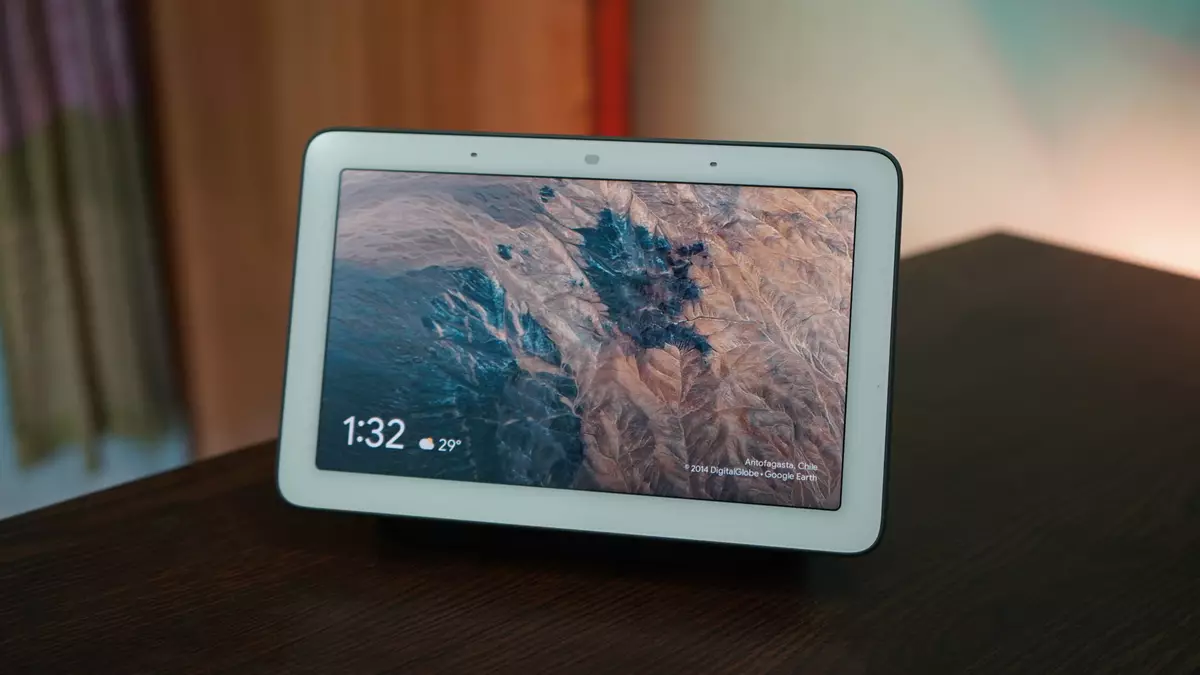 Google Nest Hub Smart Display op engem Schreifdësch