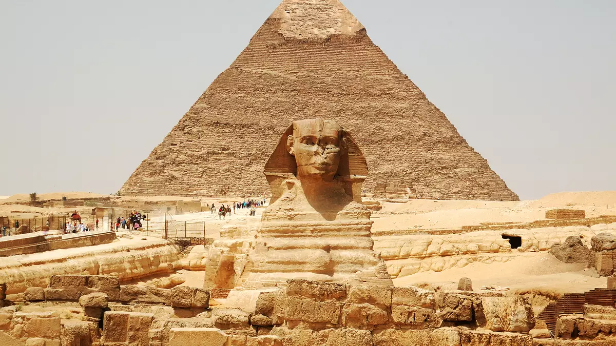 Uma foto das Grandes Pirâmides de Gizé.