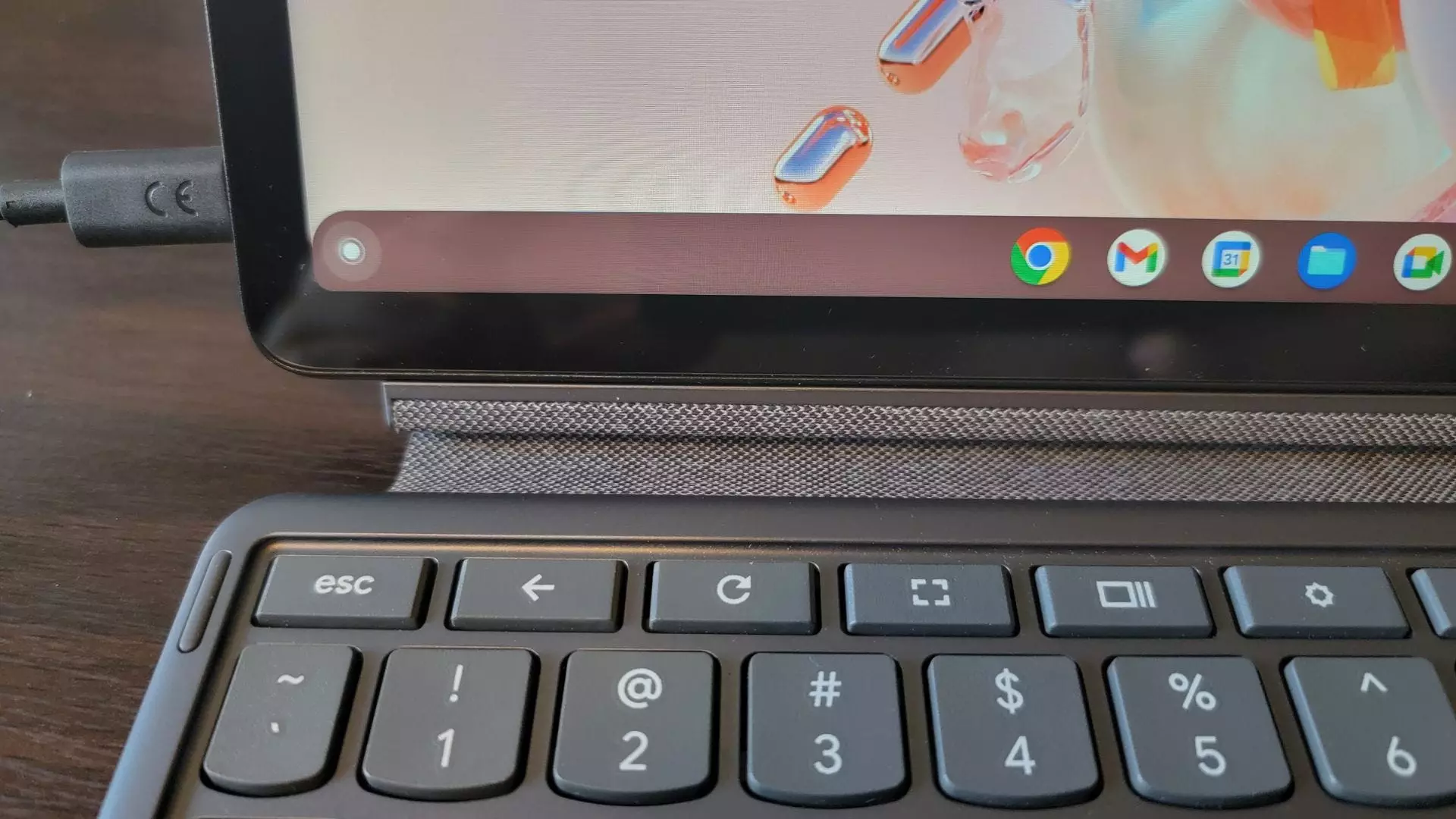 Lenovo Chromebook Duet 3 nærbillede i nederste venstre hjørne af skærmen