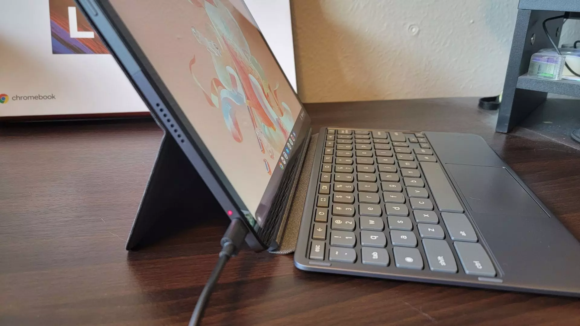 Lenovo Chromebook Duet 3 ਕੀਬੋਰਡ ਬਾਹਰ ਦੇ ਨਾਲ ਬੈਕ ਸਟੈਂਡ 'ਤੇ ਬੈਠਾ ਹੈ