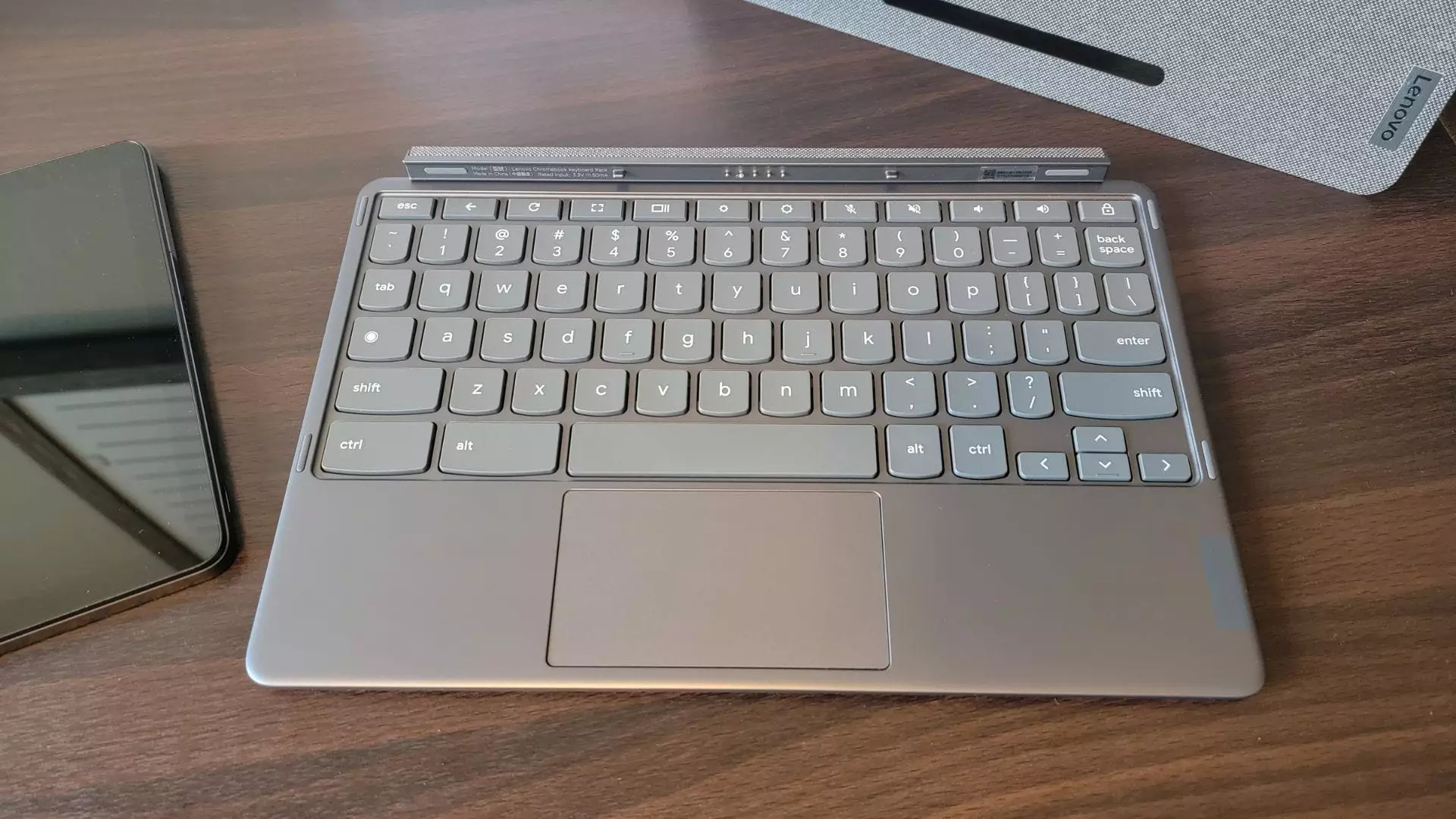 Lenovo Chromebook Duet 3 -näppäimistö irrotettuna työpöydällä