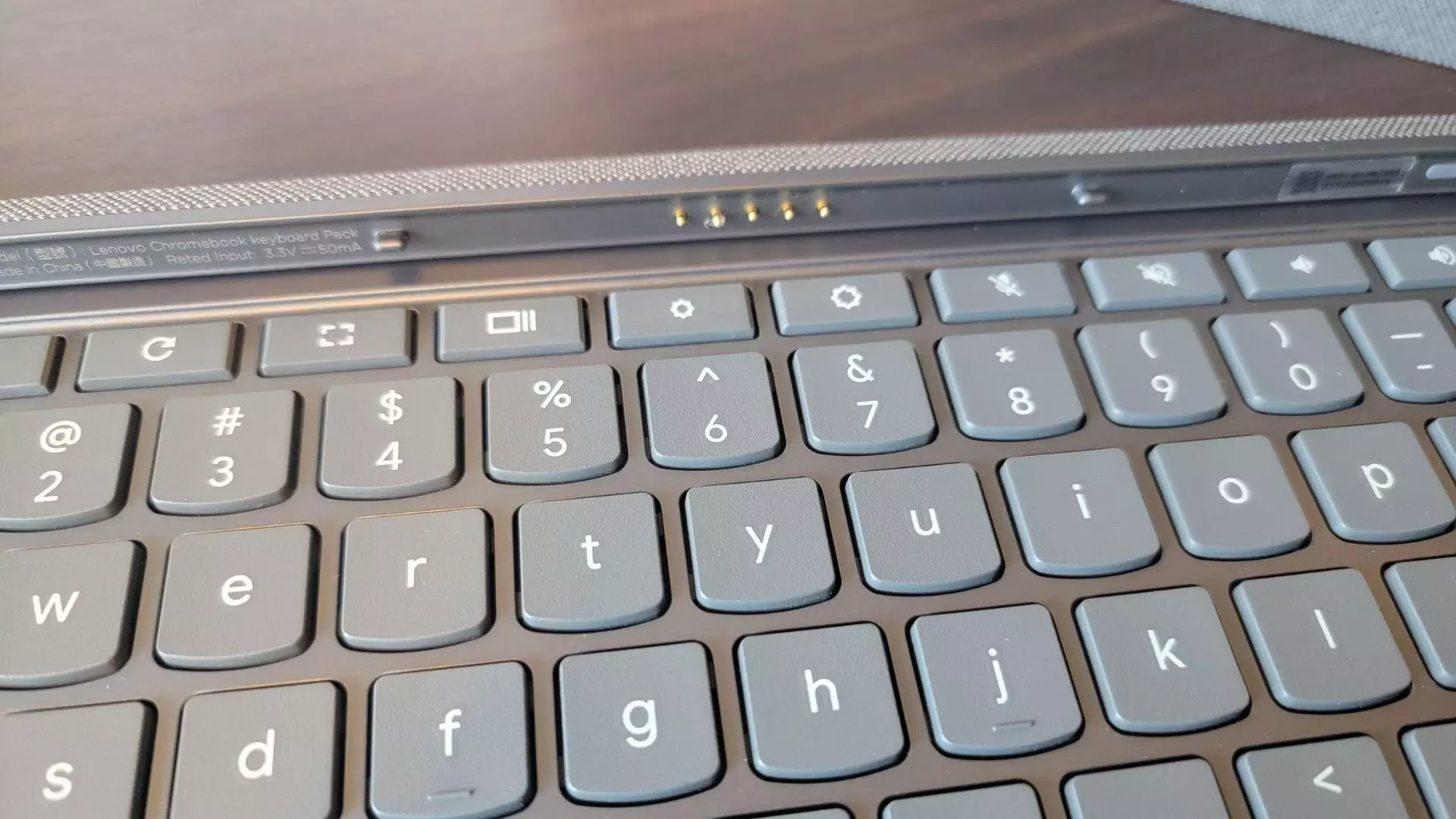 ਕੀਬੋਰਡ 'ਤੇ Lenovo Chromebook Duet 3 ਕਨੈਕਸ਼ਨ ਦਾ ਕਲੋਜ਼-ਅੱਪ