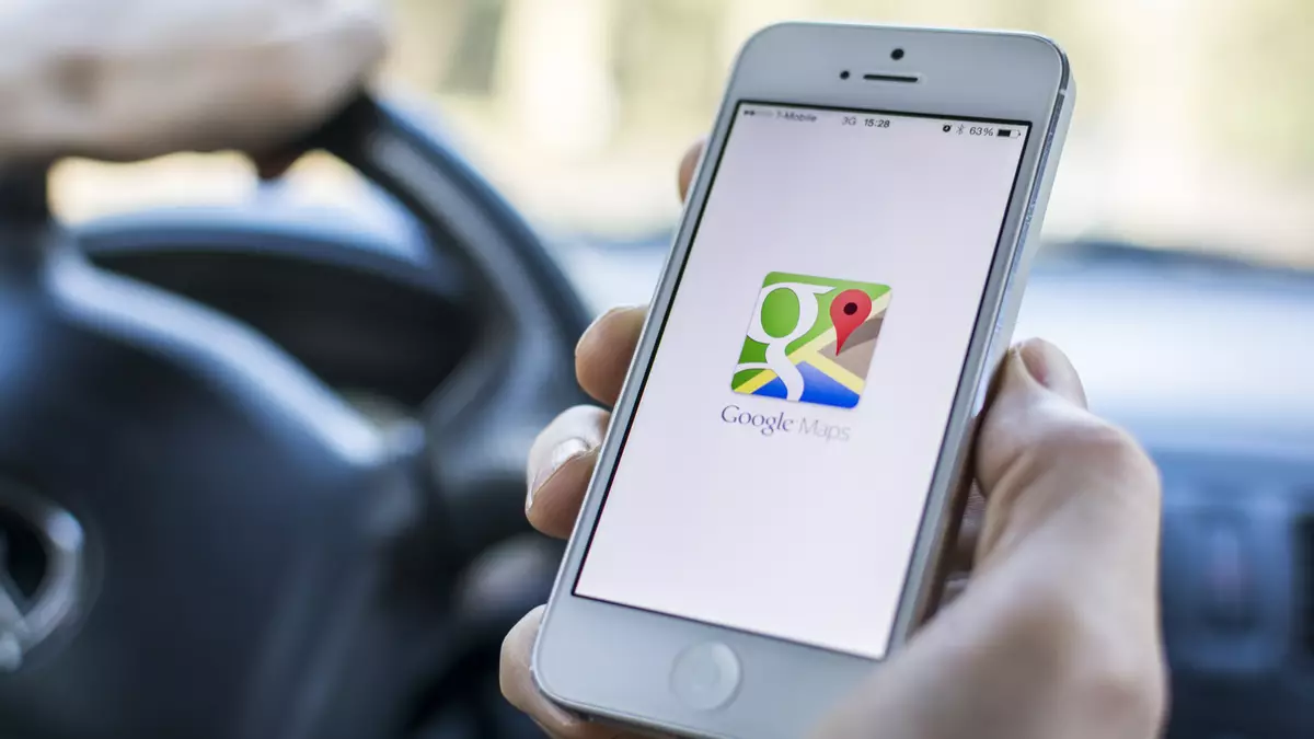I-logo yeGoogle Maps app ivula kwifowuni emotweni enevili lokuqhuba ngasemva